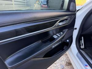 White BMW 750 2016 in Vilnius, with an engine capacity of 4.40 L and mileage of 148 thousand km for 15999 €, photo 37 on AUTOMOTO.COM.LV