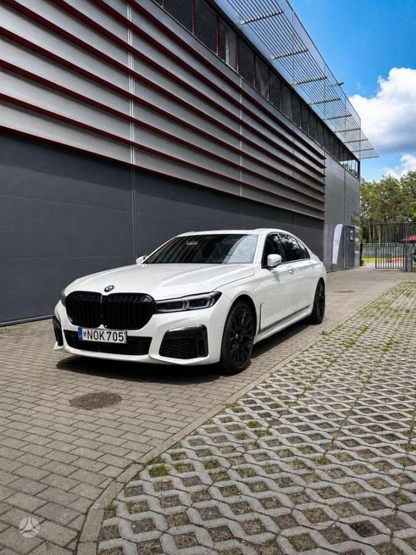 Balts BMW 750 2021 Alīta, ar dzinēja tilpumu 4.40 L un nobraukumu 107 tūkst. km par 38900 €, foto 1 vietnē AUTOMOTO.COM.LV