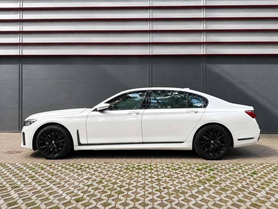Balts BMW 750 2021 Alīta, ar dzinēja tilpumu 4.40 L un nobraukumu 107 tūkst. km par 38900 €, foto 6 vietnē AUTOMOTO.COM.LV