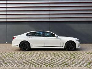 Balts BMW 750 2021 Alīta, ar dzinēja tilpumu 4.40 L un nobraukumu 107 tūkst. km par 38900 €, foto 7 vietnē AUTOMOTO.COM.LV