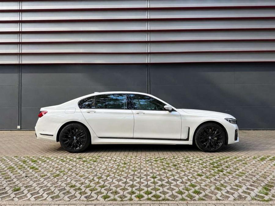Balts BMW 750 2021 Alīta, ar dzinēja tilpumu 4.40 L un nobraukumu 107 tūkst. km par 38900 €, foto 7 vietnē AUTOMOTO.COM.LV