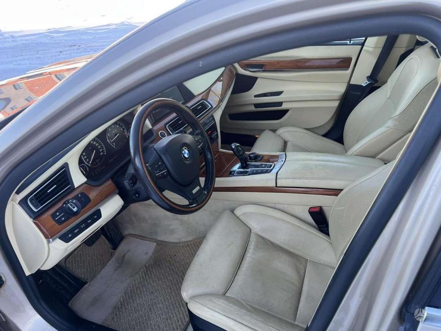 Dzeltens BMW 750 2010 Rietavas, ar dzinēja tilpumu 4.40 L un nobraukumu 313 tūkst. km par 5000 €, foto 9 vietnē AUTOMOTO.COM.LV