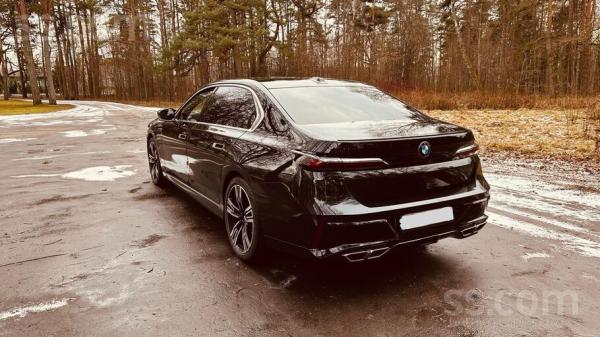 Black BMW 760 2024 in Riga, with an engine capacity of 3.00 L and mileage of 47 thousand km for 145000 €, photo 2 on AUTOMOTO.COM.LV