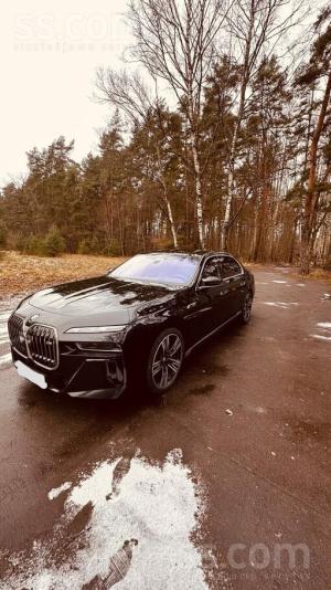 Black BMW 760 2024 in Riga, with an engine capacity of 3.00 L and mileage of 47 thousand km for 145000 €, photo 3 on AUTOMOTO.COM.LV