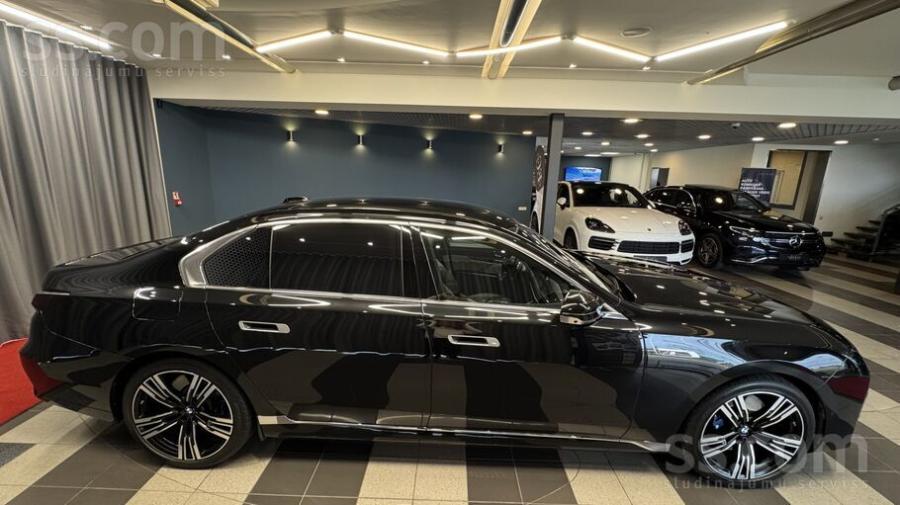 Melns BMW 760 2024 Rīga, ar dzinēja tilpumu 3.00 L un nobraukumu 62 tūkst. km par 109990 €, foto 5 vietnē AUTOMOTO.COM.LV