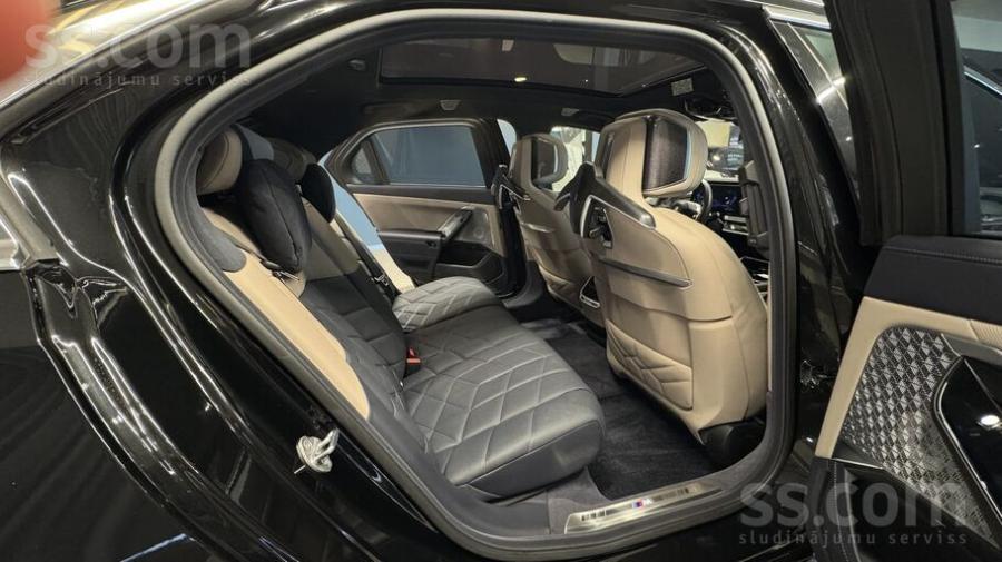 Melns BMW 760 2024 Rīga, ar dzinēja tilpumu 3.00 L un nobraukumu 62 tūkst. km par 109990 €, foto 13 vietnē AUTOMOTO.COM.LV