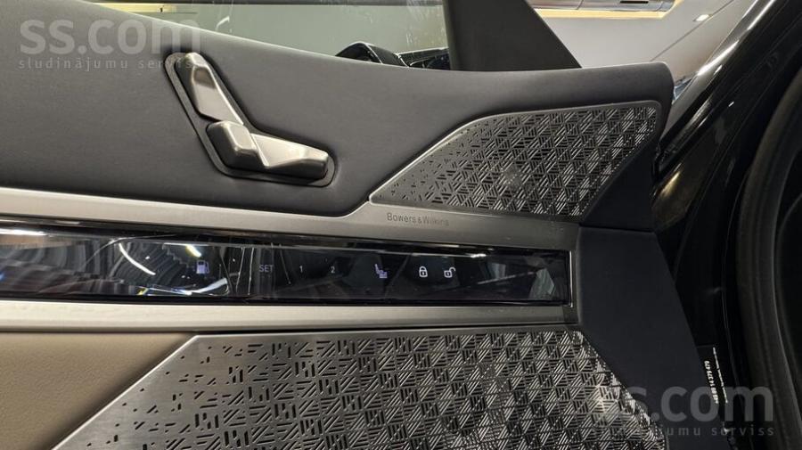 Melns BMW 760 2024 Rīga, ar dzinēja tilpumu 3.00 L un nobraukumu 62 tūkst. km par 109990 €, foto 23 vietnē AUTOMOTO.COM.LV