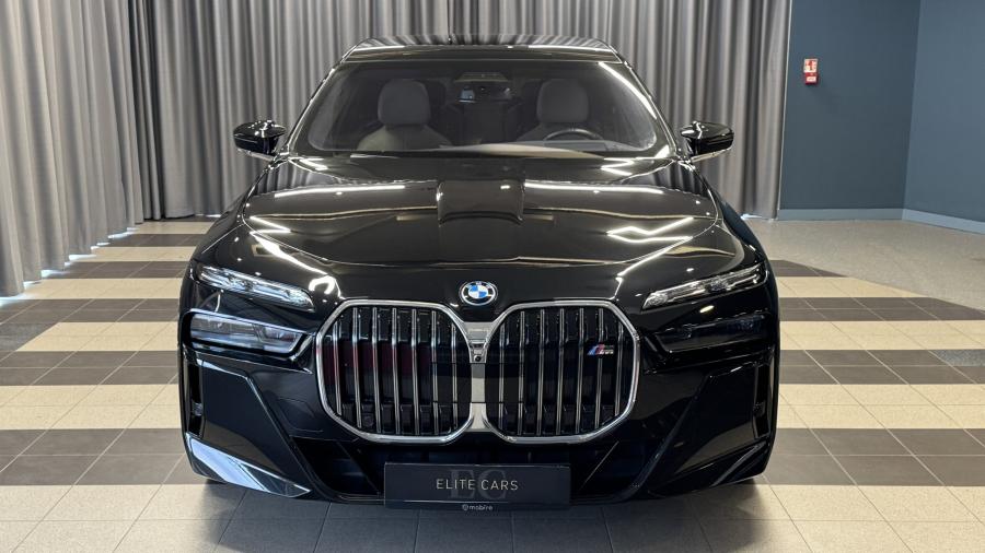 Melns BMW 760 2024 Rīga, ar dzinēja tilpumu 3.00 L un nobraukumu 62 tūkst. km par 109990 €, foto 1 vietnē AUTOMOTO.COM.LV