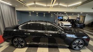 Melns BMW 760 2024 Rīga, ar dzinēja tilpumu 3.00 L un nobraukumu 62 tūkst. km par 109990 €, foto 4 vietnē AUTOMOTO.COM.LV