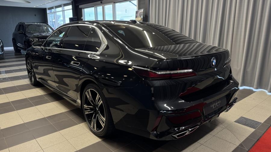 Melns BMW 760 2024 Rīga, ar dzinēja tilpumu 3.00 L un nobraukumu 62 tūkst. km par 109990 €, foto 7 vietnē AUTOMOTO.COM.LV