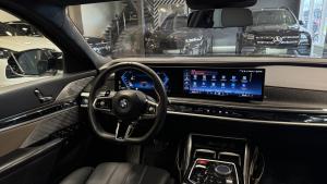 Melns BMW 760 2024 Rīga, ar dzinēja tilpumu 3.00 L un nobraukumu 62 tūkst. km par 109990 €, foto 16 vietnē AUTOMOTO.COM.LV
