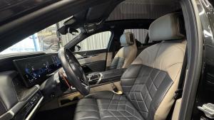 Melns BMW 760 2024 Rīga, ar dzinēja tilpumu 3.00 L un nobraukumu 62 tūkst. km par 109990 €, foto 20 vietnē AUTOMOTO.COM.LV