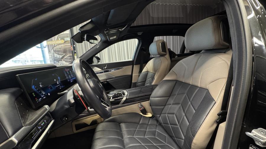 Melns BMW 760 2024 Rīga, ar dzinēja tilpumu 3.00 L un nobraukumu 62 tūkst. km par 109990 €, foto 20 vietnē AUTOMOTO.COM.LV