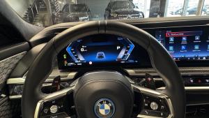 Melns BMW 760 2024 Rīga, ar dzinēja tilpumu 3.00 L un nobraukumu 62 tūkst. km par 109990 €, foto 23 vietnē AUTOMOTO.COM.LV