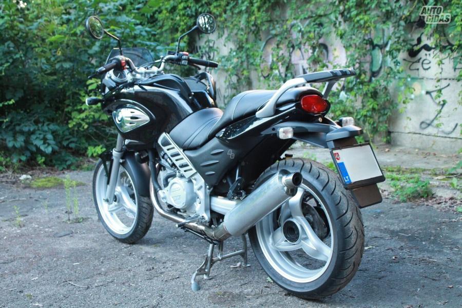 Melns BMW F 650CS 2005 Viļņa, ar dzinēja tilpumu 0.65 L un nobraukumu 18 tūkst. km par 1800 €, foto 5 vietnē AUTOMOTO.COM.LV