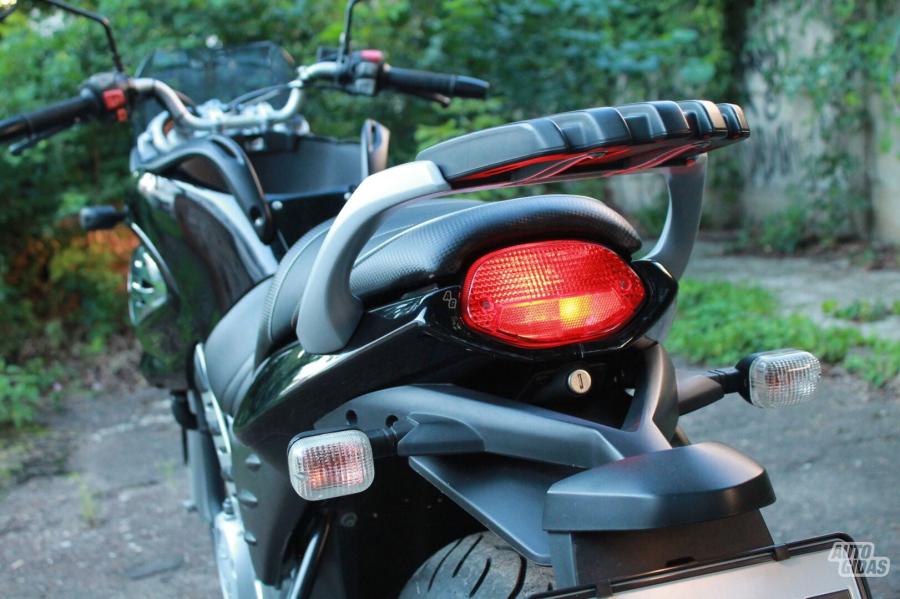 Melns BMW F 650CS 2005 Viļņa, ar dzinēja tilpumu 0.65 L un nobraukumu 18 tūkst. km par 1800 €, foto 7 vietnē AUTOMOTO.COM.LV
