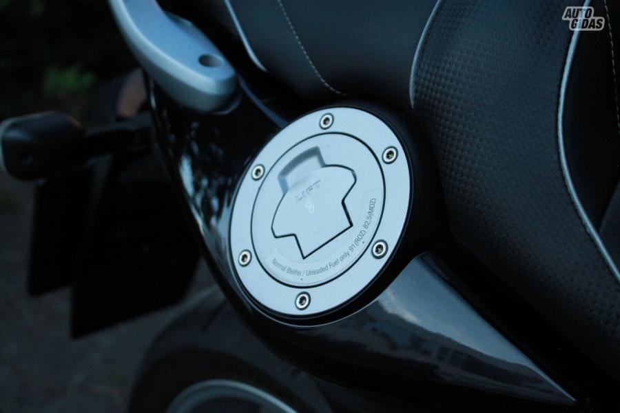 Melns BMW F 650CS 2005 Viļņa, ar dzinēja tilpumu 0.65 L un nobraukumu 18 tūkst. km par 1800 €, foto 17 vietnē AUTOMOTO.COM.LV