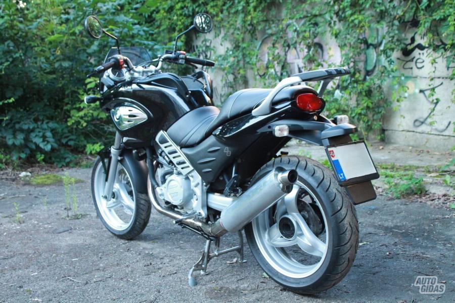 Black BMW F 650CS 2005 in Vilnius, with an engine capacity of 0.65 L and mileage of 18 thousand km for 1700 €, photo 5 on AUTOMOTO.COM.LV