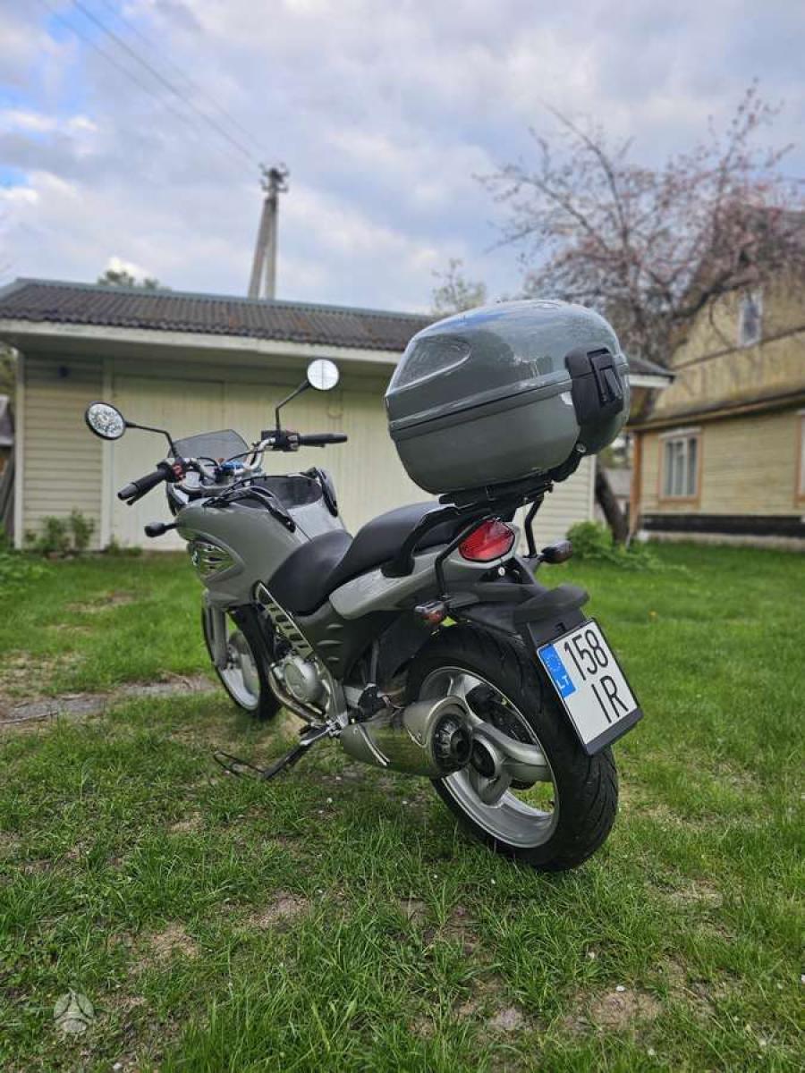 Grey BMW F 650CS 2002 in Vilnius, with an engine capacity of 0.65 L and mileage of 71 thousand km for 1749 €, photo 7 on AUTOMOTO.COM.LV