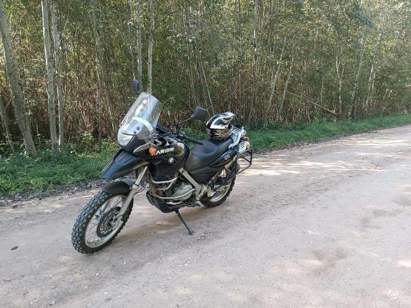 Black BMW F 650GS 2005 in Siauliai, with an engine capacity of 0.65 L and mileage of 35 thousand km for 2350 €, photo 5 on AUTOMOTO.COM.LV