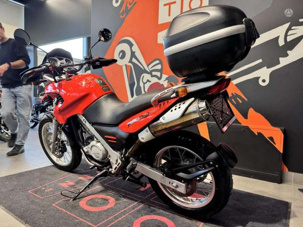 Red BMW F 650GS 2000 in Vilnius, with an engine capacity of 0.65 L and mileage of 69 thousand km for 2499 €, photo 3 on AUTOMOTO.COM.LV
