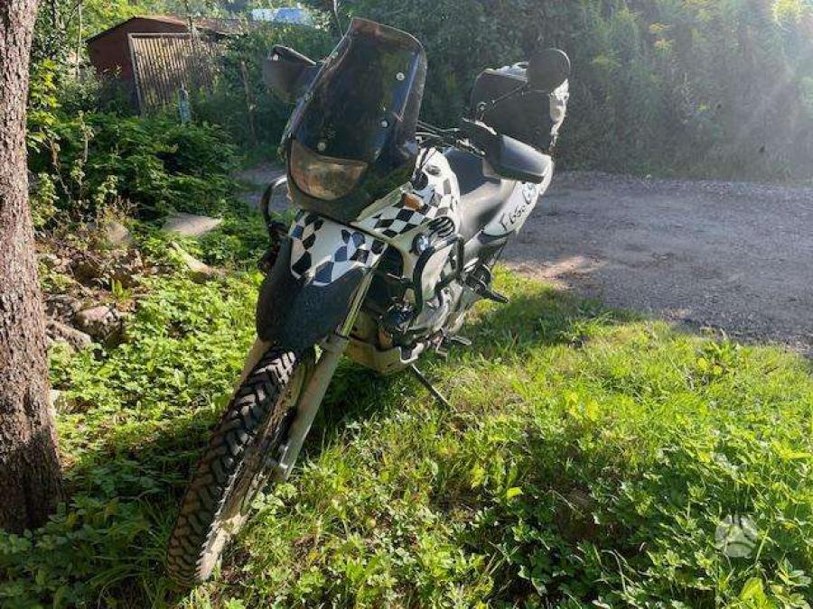 Balts BMW F 650GS 2000 Viļņa, ar dzinēja tilpumu 0.65 L un nobraukumu 30 tūkst. km par 2400 €, foto 1 vietnē AUTOMOTO.COM.LV