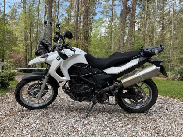 White BMW F 650GS 2012 in Vilnius, with an engine capacity of 0.80 L and mileage of 80 thousand km for 3300 €, photo 1 on AUTOMOTO.COM.LV