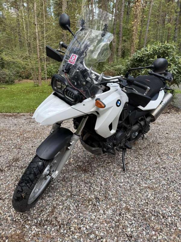 White BMW F 650GS 2012 in Vilnius, with an engine capacity of 0.80 L and mileage of 80 thousand km for 3300 €, photo 2 on AUTOMOTO.COM.LV