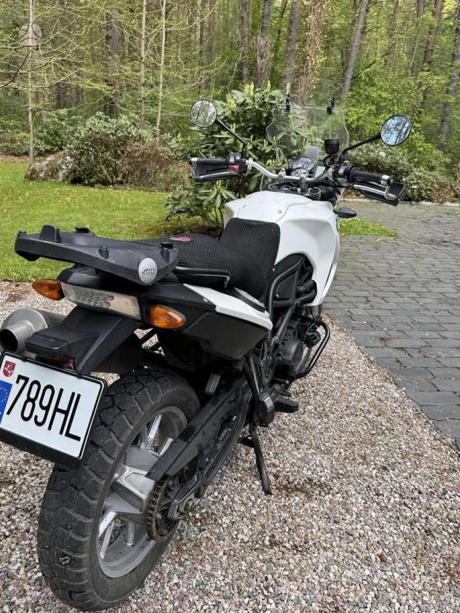 White BMW F 650GS 2012 in Vilnius, with an engine capacity of 0.80 L and mileage of 80 thousand km for 3300 €, photo 4 on AUTOMOTO.COM.LV