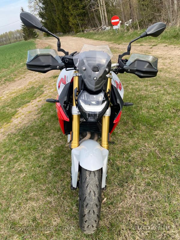 Black BMW F 900R 2021 in Tallinn, with an engine capacity of 0.90 L and mileage of 70 thousand km for 5900 €, photo 6 on AUTOMOTO.COM.LV