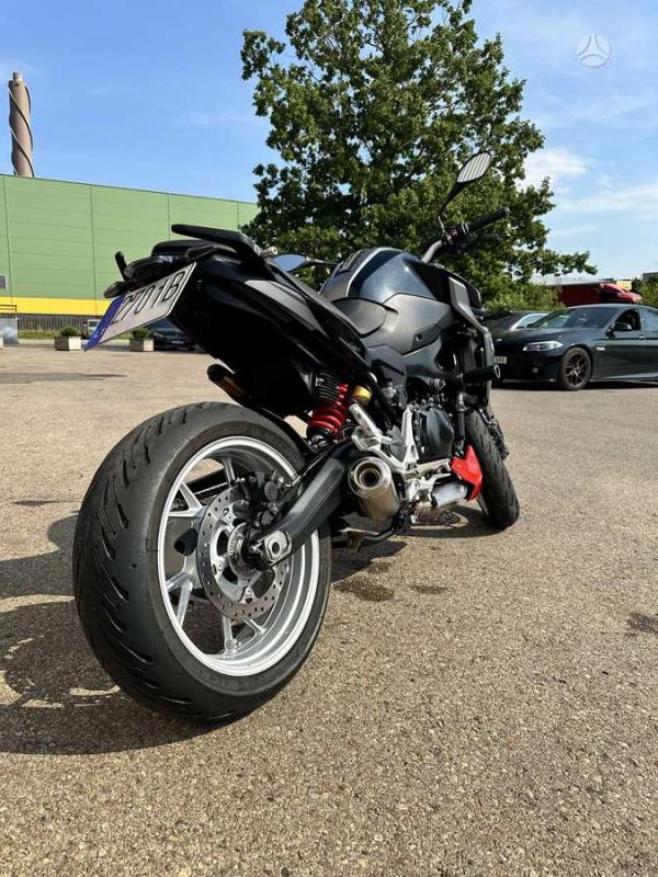 Черный БМВ F 900R 2021 в Алитус, объемом двигателя 0.90 л и пробегом 19 тыс. км за 6900 €, фото 4 на AUTOMOTO.COM.LV