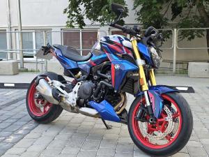 Zils BMW F 900R 2024 Ukmergė, ar dzinēja tilpumu 0.90 L un nobraukumu 2 tūkst. km par 8100 €, foto  vietnē AUTOMOTO.COM.LV