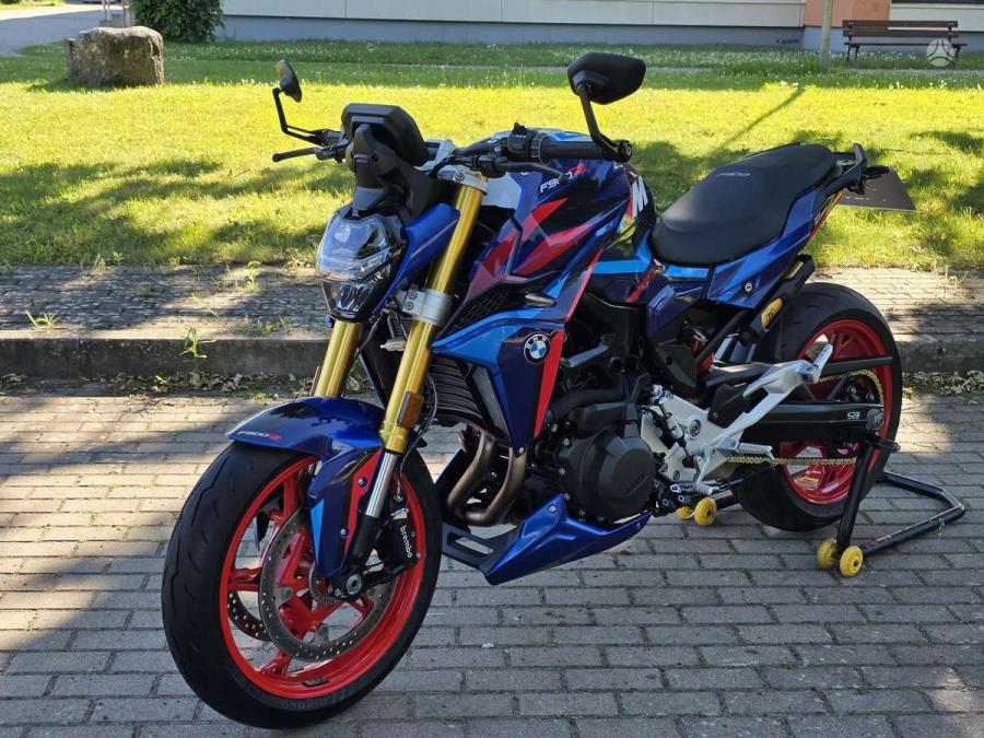 Синий БМВ F 900R 2025 в Укмерге, объемом двигателя 0.90 л и пробегом 2 тыс. км за 9200 €, фото 1 на AUTOMOTO.COM.LV