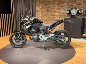 BMW F 900R 2026 Kauņa, ar dzinēja tilpumu 0.90 L un nobraukumu 6 tūkst. km par 9990 €, foto  vietnē AUTOMOTO.COM.LV