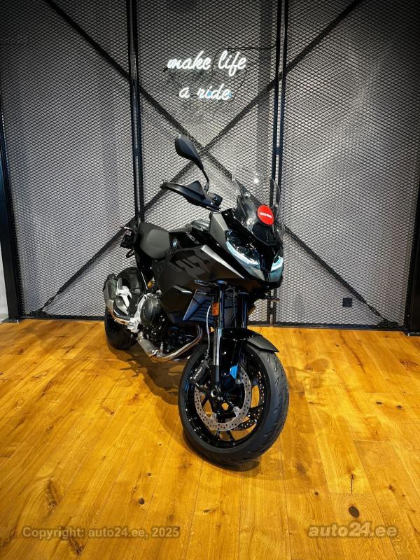 Black BMW F 900XR 2025 in Tallinn, with an engine capacity of 0.90 L and mileage of 3 thousand km for 11490 €, photo 1 on AUTOMOTO.COM.LV
