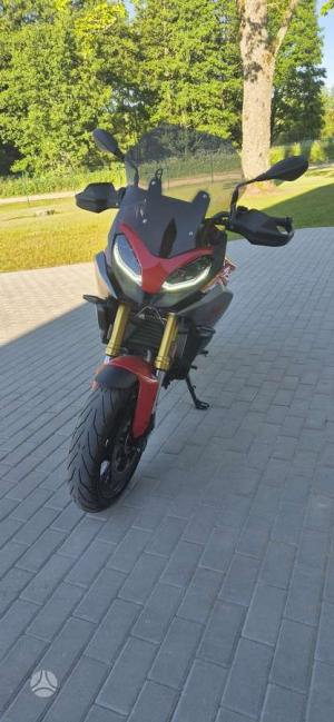 Red BMW F 900XR 2022 in Moletai, with an engine capacity of 0.90 L and mileage of 3 thousand km for 8000 €, photo 4 on AUTOMOTO.COM.LV