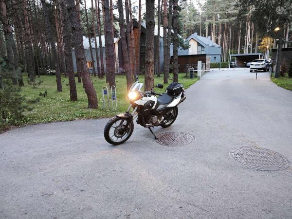 BMW G 650GS 2014 in Vilnius on AUTOMOTO.COM.LV White BMW G 650GS 2014 in Vilnius, with an engine capacity of 0.65 L and mileage of 40 thousand km for 2900 €, photo 3 on AUTOMOTO.COM.LV