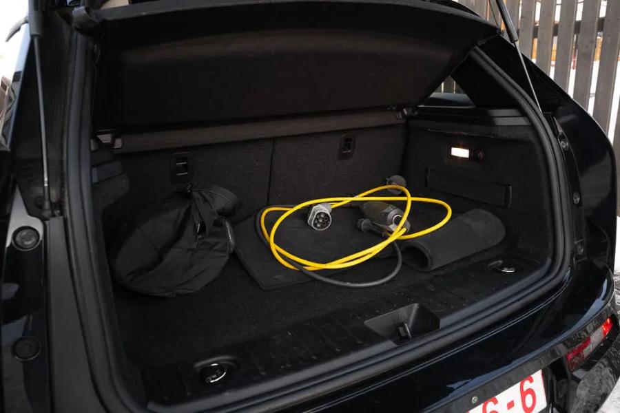 Melns BMW I3 2017 Jelgava, ar dzinēja tilpumu 0.00 L un nobraukumu 52 tūkst. km par 13900 €, foto 24 vietnē AUTOMOTO.COM.LV