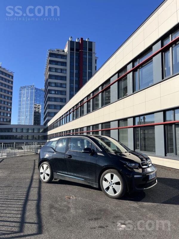 Black BMW I3 2018 in Riga, with an engine capacity of 0.00 L and mileage of 81 thousand km for 12900 €, photo 3 on AUTOMOTO.COM.LV