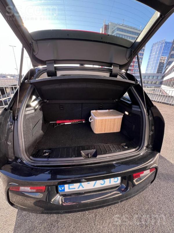 Black BMW I3 2018 in Riga, with an engine capacity of 0.00 L and mileage of 81 thousand km for 12900 €, photo 8 on AUTOMOTO.COM.LV