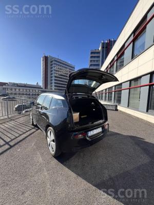 Black BMW I3 2018 in Riga, with an engine capacity of 0.00 L and mileage of 82 thousand km for 13500 €, photo 7 on AUTOMOTO.COM.LV