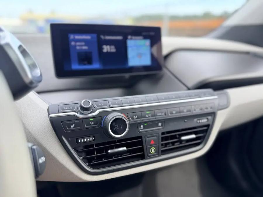 Black BMW I3 2018 in Riga, with an engine capacity of 0.00 L and mileage of 98 thousand km for 13995 €, photo 14 on AUTOMOTO.COM.LV