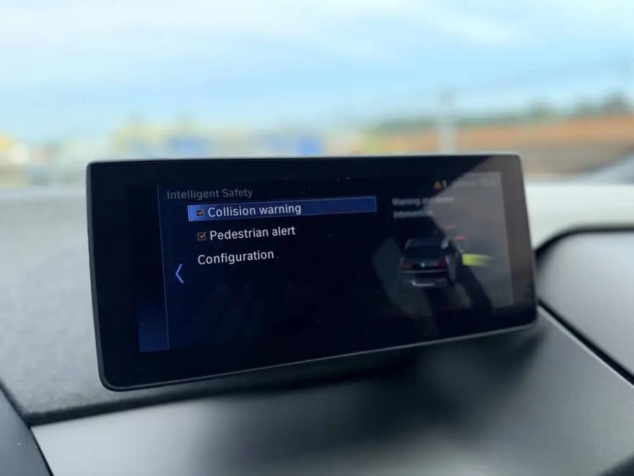 Black BMW I3 2018 in Riga, with an engine capacity of 0.00 L and mileage of 98 thousand km for 13995 €, photo 17 on AUTOMOTO.COM.LV