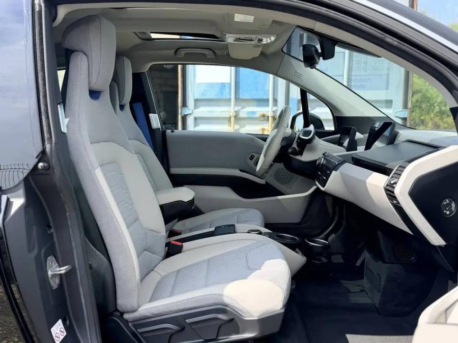 Black BMW I3 2018 in Riga, with an engine capacity of 0.00 L and mileage of 98 thousand km for 13995 €, photo 25 on AUTOMOTO.COM.LV