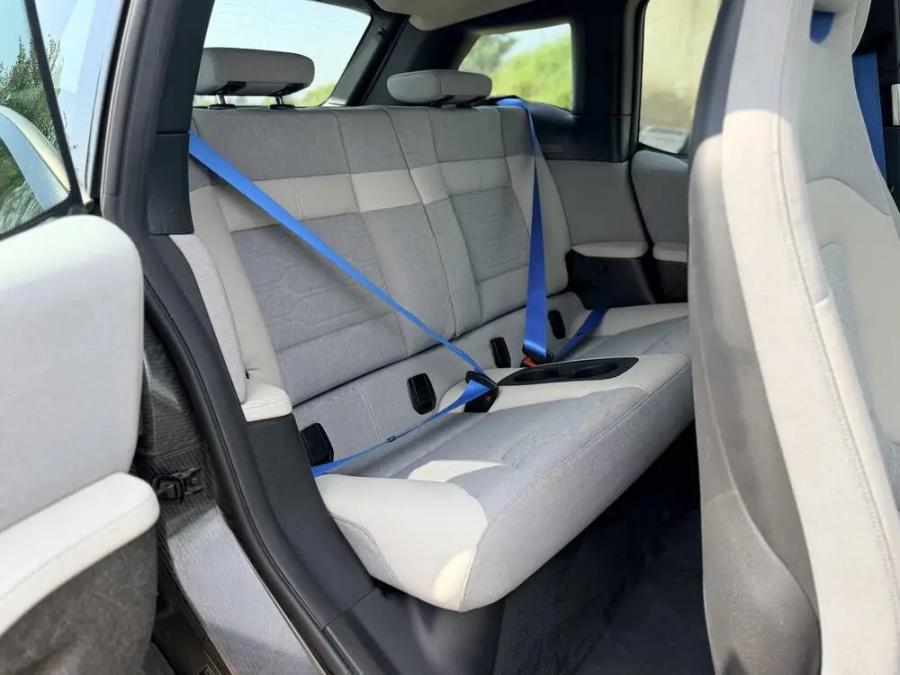 Black BMW I3 2018 in Riga, with an engine capacity of 0.00 L and mileage of 98 thousand km for 13995 €, photo 27 on AUTOMOTO.COM.LV