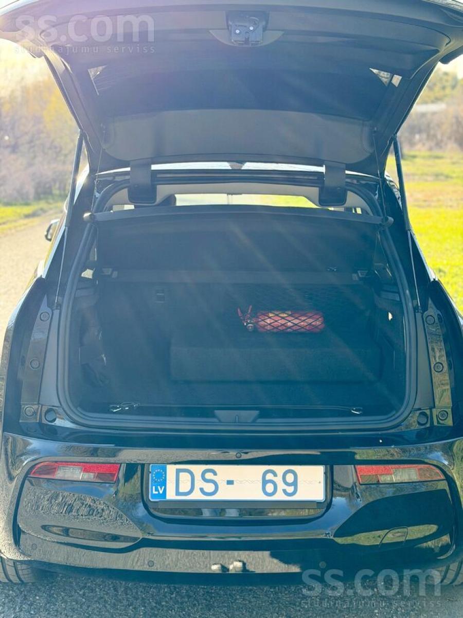 Black BMW I3 2021 in Riga, with an engine capacity of 0.00 L and mileage of 100 thousand km for 16000 €, photo 11 on AUTOMOTO.COM.LV