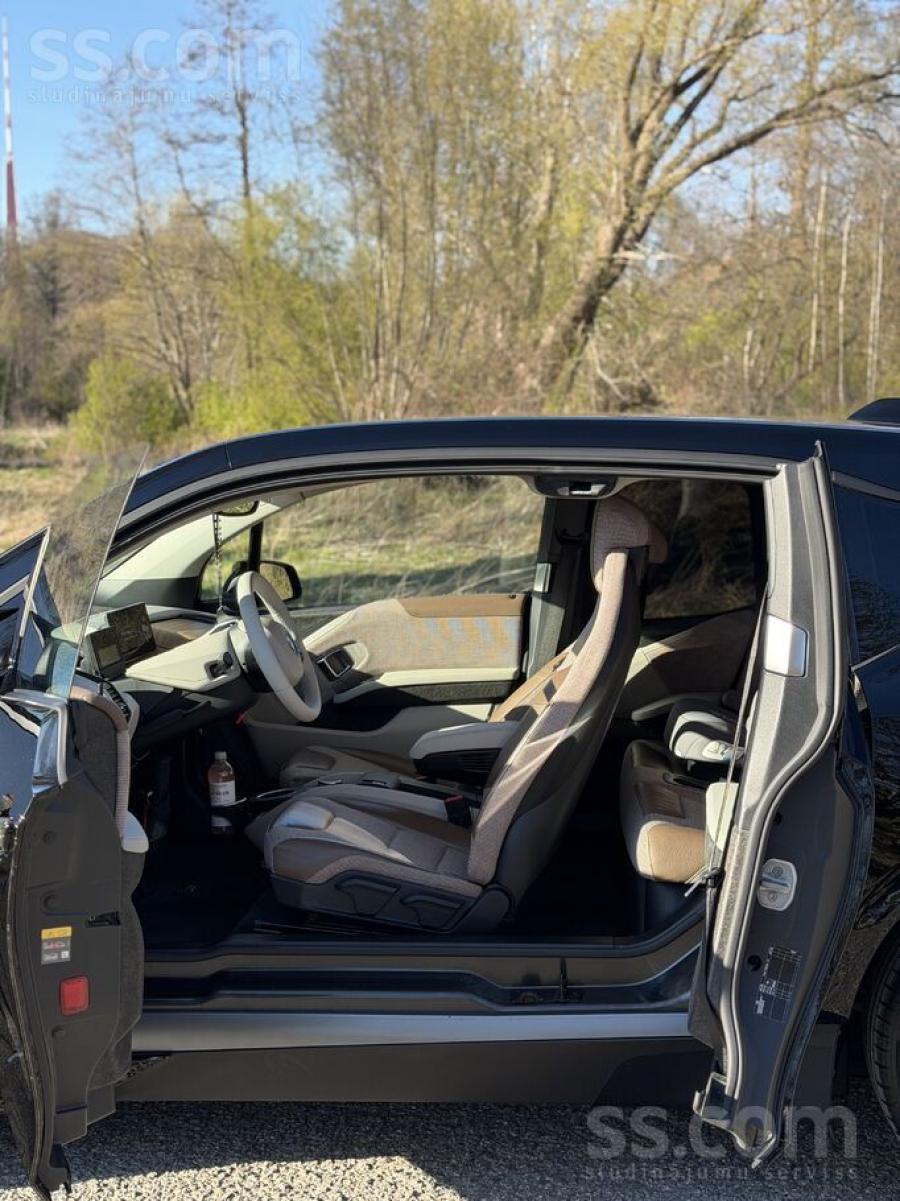 Black BMW I3 2021 in Riga, with an engine capacity of 0.00 L and mileage of 100 thousand km for 15999 €, photo 9 on AUTOMOTO.COM.LV