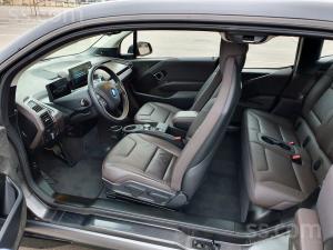 Red BMW I3 2017 in Riga, with an engine capacity of 0.00 L and mileage of 28 thousand km for 16500 €, photo 6 on AUTOMOTO.COM.LV
