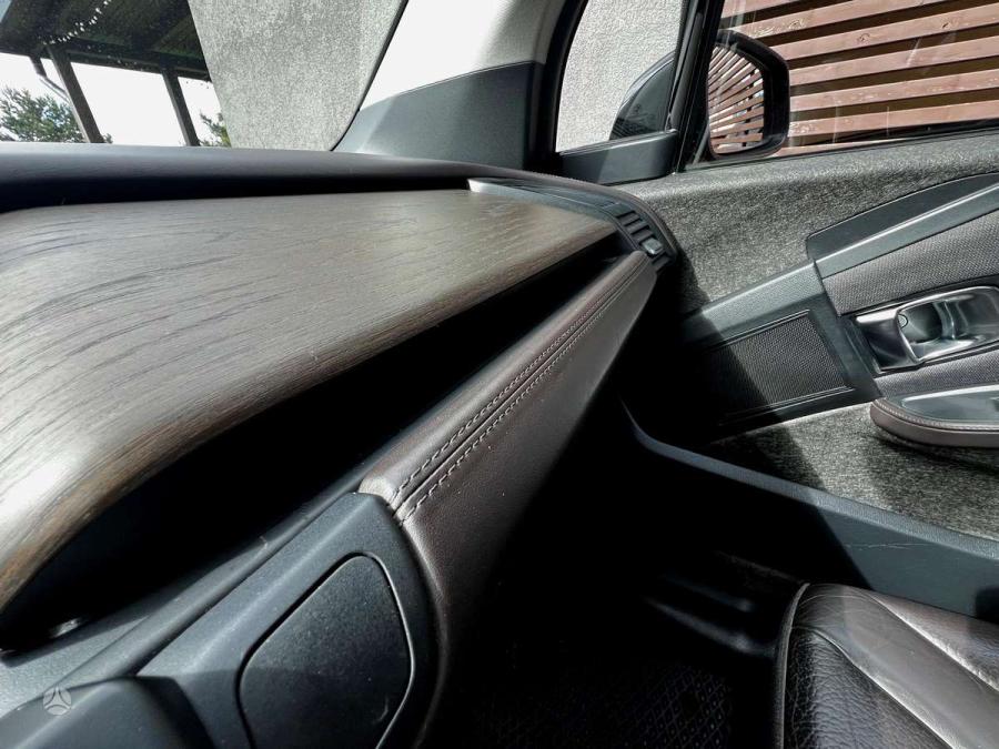 Red BMW I3 2018 in Vilnius, with an engine capacity of 0.65 L and mileage of 105 thousand km for 17999 €, photo 15 on AUTOMOTO.COM.LV