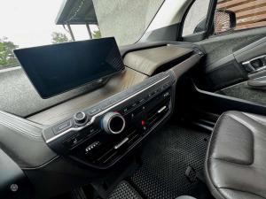 Red BMW I3 2018 in Vilnius, with an engine capacity of 0.65 L and mileage of 105 thousand km for 17999 €, photo 23 on AUTOMOTO.COM.LV